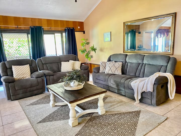 4 Bdrm + 3 Bath (Hot Water)+ Free Wifi+ Tv Netflix - Nuku'alofa