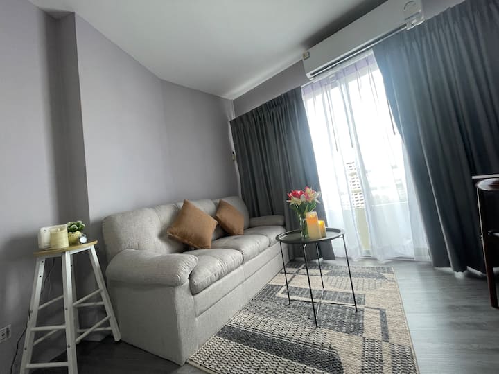 Jomtien Condo Sea View/wifi/bus Station/large Pool - Pattaya