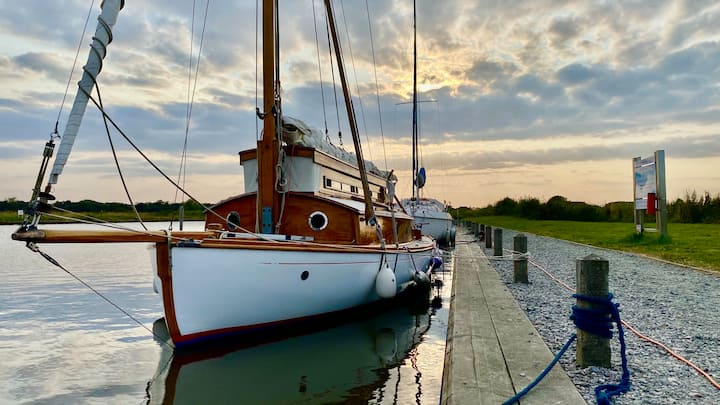 Tamarix 1933 Classic Boat - Glamping Broads Escape - Norfolk