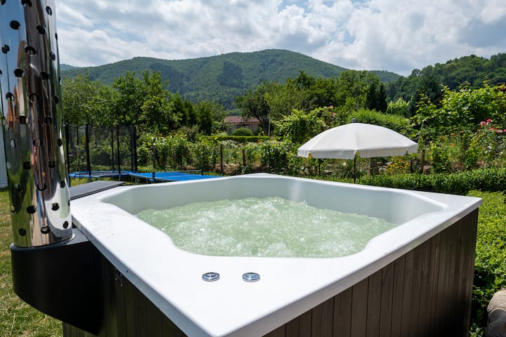 Neat Family House With Hot Tub, Yard & Views - Dolna Banya