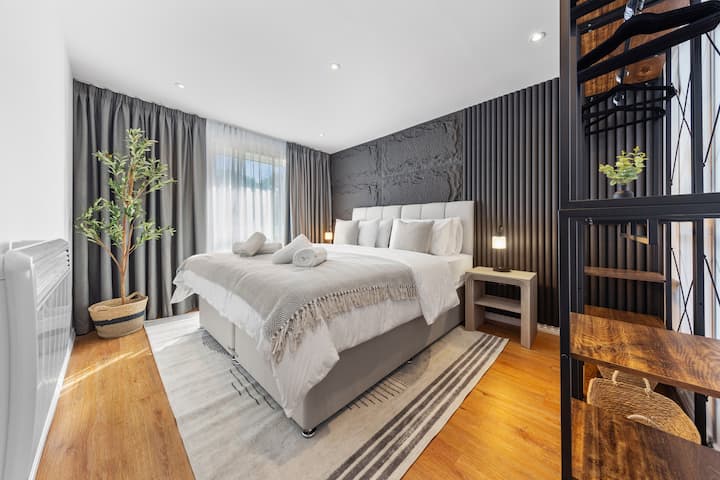 Designer 2br Apartment | Near Central London - London