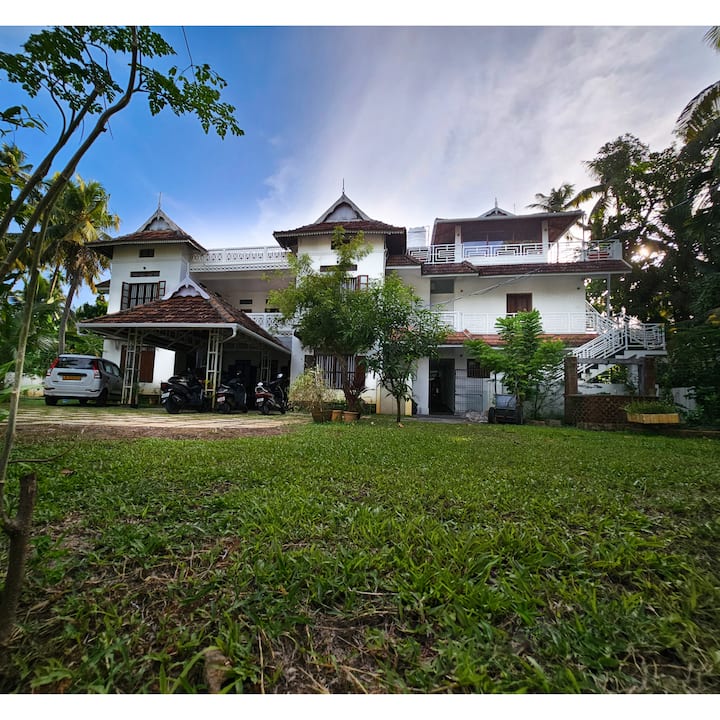 Heritage Home With Library,gym,movie/playroom - Kochi