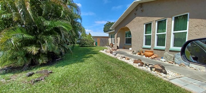 Sunny Melbourne Haven W/fenced Yard Near Shops. - Melbourne, FL