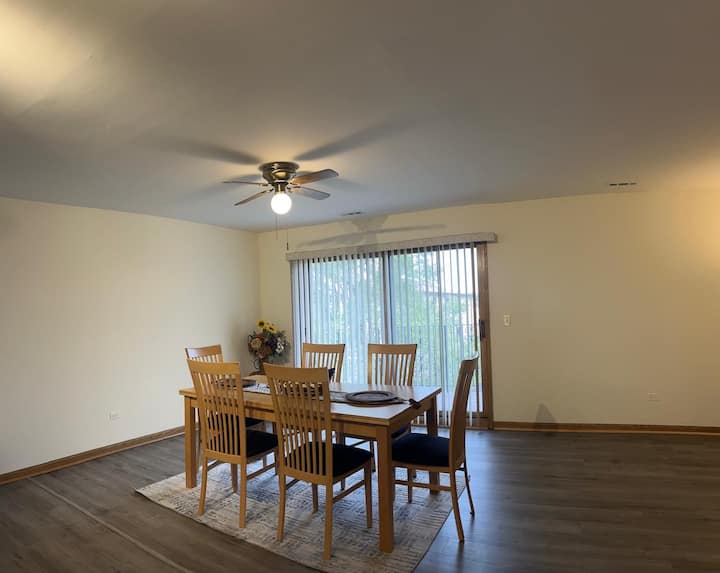 Deluxe, Clean Apartment - Niles, IL