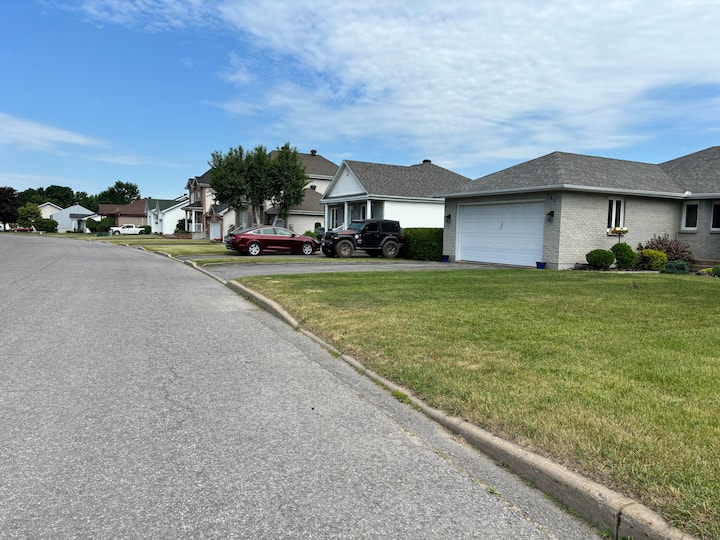 3 Bedroom Cozy Home + Free Gym & Parking - Hawkesbury