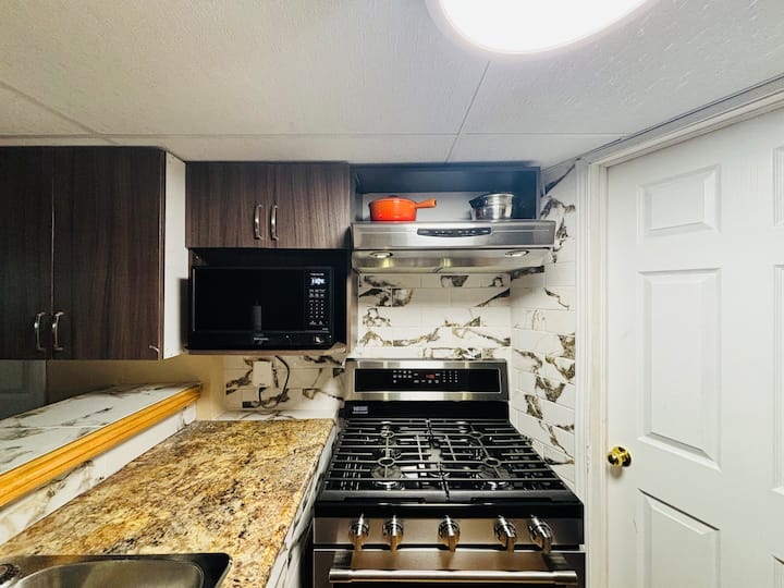 3 Bedroom Cozy Home + Free Gym & Parking - Hawkesbury