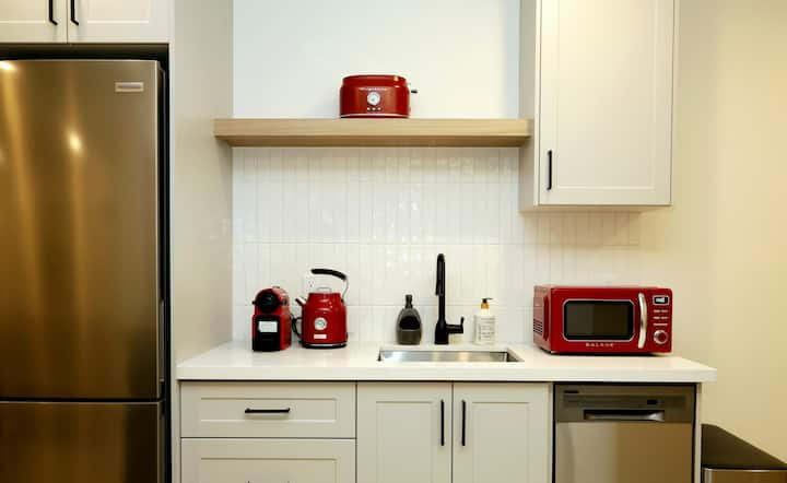 Chic 1-bdrm Suite Steps To The Beaches & Boardwalk - Toronto