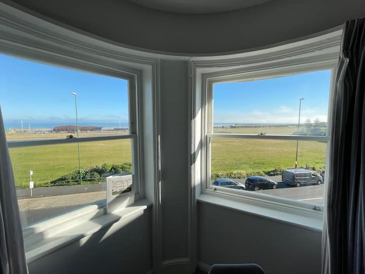 Overlooking The Sea - Spacious Apartment - Littlehampton