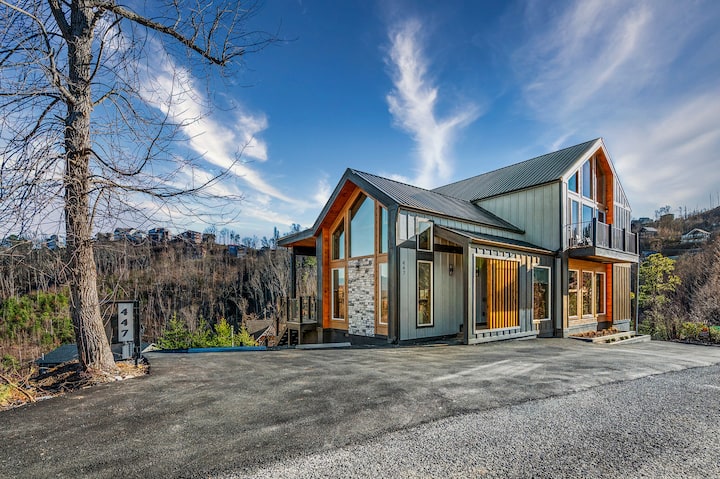 Luxury New Chalet Epic Views Hot Tub & Comm Pool - Gatlinburg, TN