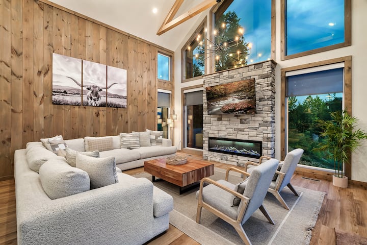 Mountain Views • Hot Tub • Fire Pit • Pool Access - Gatlinburg, TN