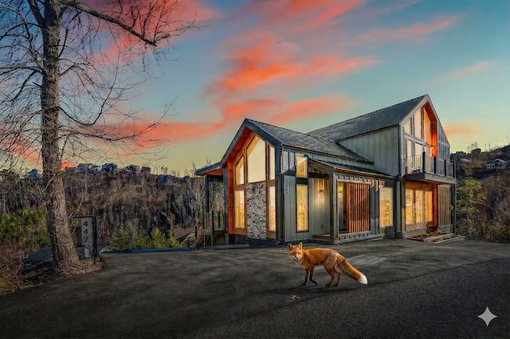 Luxury Chalet W/ Hot Tub, Fire Pit, Pools & Gym - Gatlinburg, TN