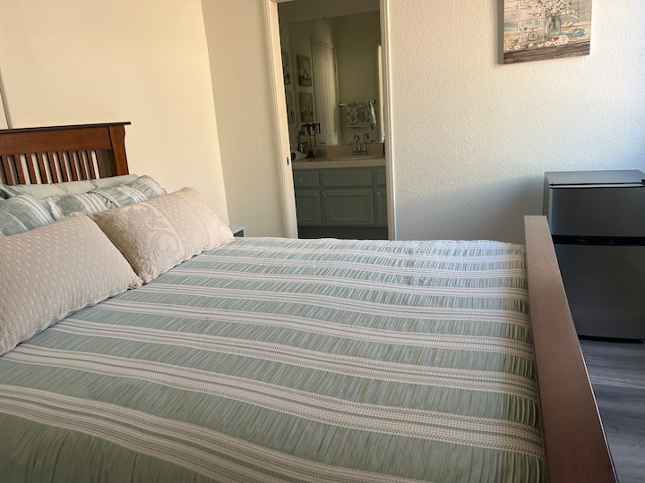 Room With Independent Entrance - Lake Elsinore, CA