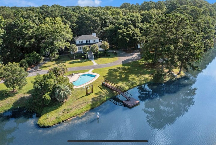 Private 4-bedroom Lakeside Estate: Pool, Fire-pit - 好萊塢
