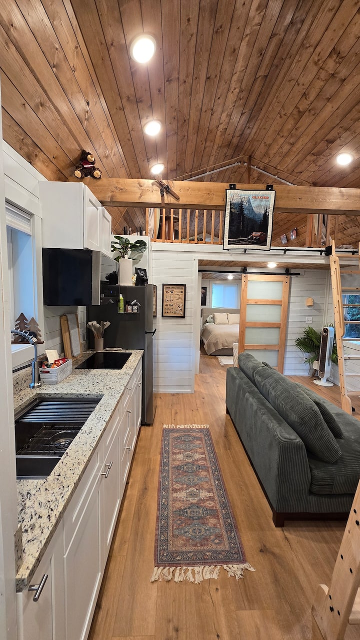 Cozy Secluded Bear Cabin Near Glacier - Columbia Falls, MT