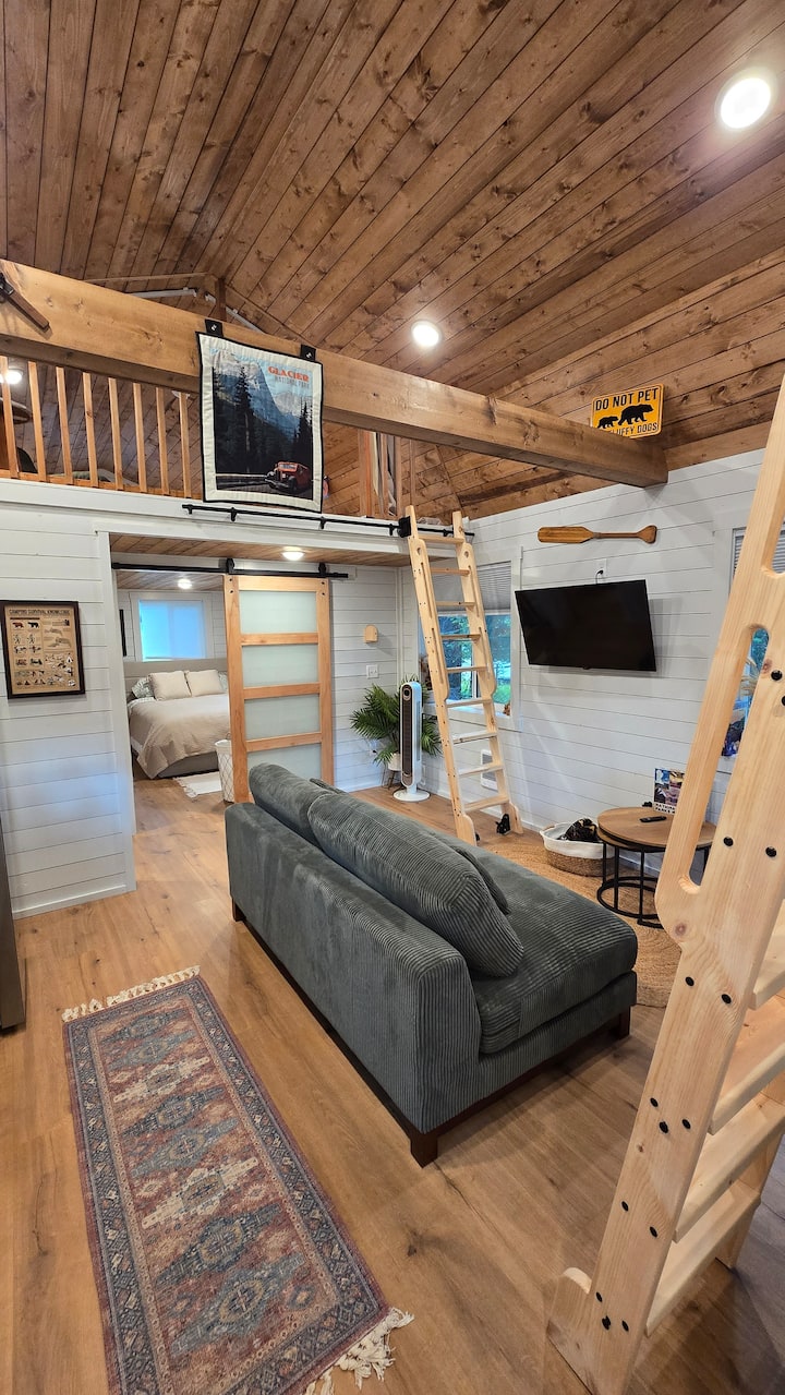 Cozy Secluded Bear Cabin Near Glacier - Montana