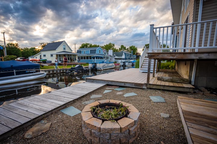 Pap’s Place: 4-season Dock, Firepit, Kid Friendly! - Bemus Point, NY