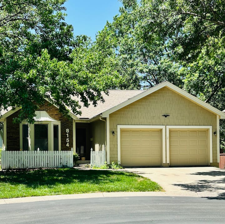 Cozy Cottage - Shawnee, KS