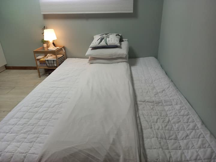 동궁4 [첨성대,월정교,동궁과월지 대릉원 등 도보5분 이내] 황리단길의 아늑한 숙소입니다. - Gyeongju-si