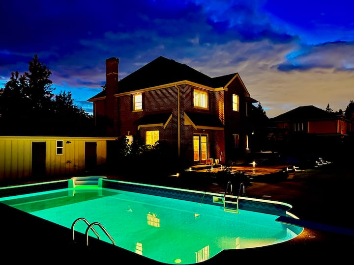 Cozy Coastal Retreat With Private Pool - Surrey, BC