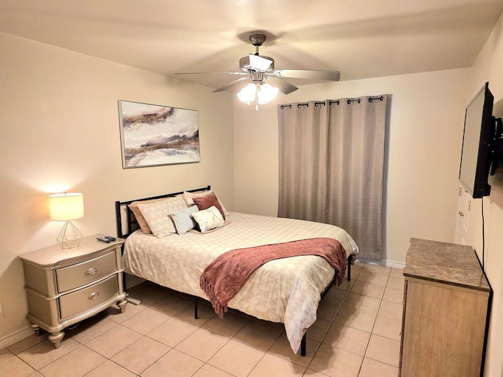 Cozy Apartment For Up To 5 People - 러레이도