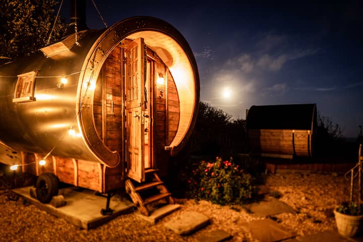Sea Views Off Grid Shepherd's Hut- Bumble Bee - Isle of Wight