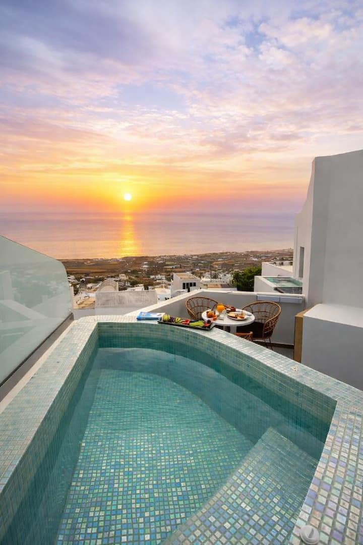 Deluxe Suite - Private Outdoor Hot Tub & Sea View - Santorini