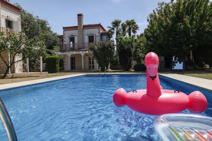 Alaçatı Merkezde Havuzlu Ve Bahçeli Villa - Alaçatı
