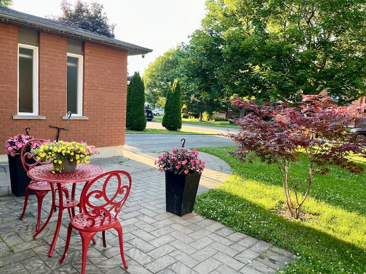 Sun-filled Spacious 2br+ Parking+ Prime Location - Aurora