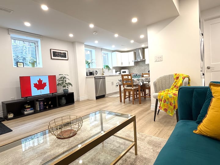Spacious Bright 2br Free Parking  Prime Location - Newmarket