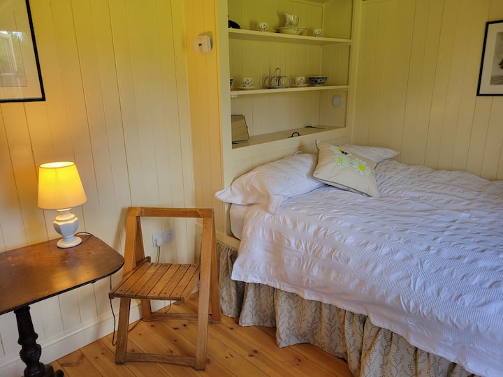 Secluded Shepherd's Hut - Alton