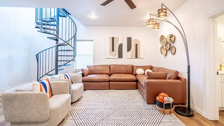 Chic Arlington Getaway | Walk To Games & Concerts - Arlington, TX