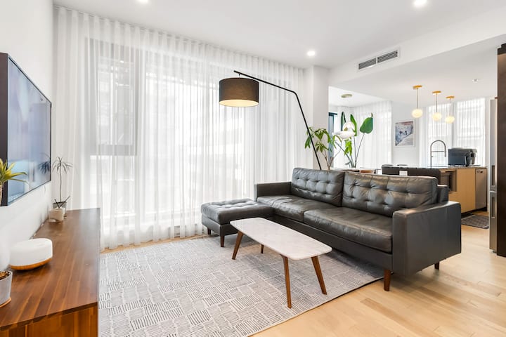 Condo Neuf Luxueux Au Coeur Du Mille Carré Doré - Montreal