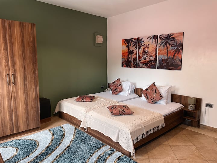 Twin Room In Osu, Wi-fi/dstv - Accra