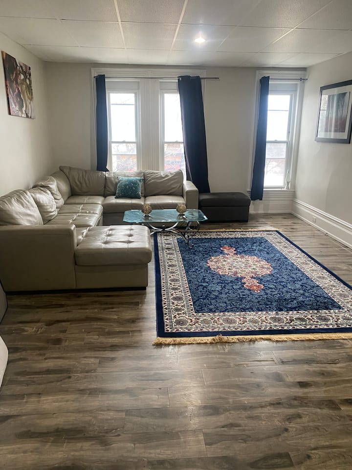 Downtown Executive Apartment For 4–6 Guests - Bowmanville