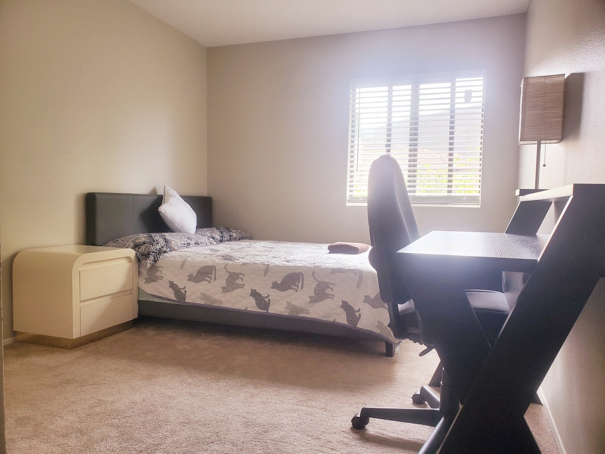 Pleasant room with queen bed #2 - Houses for Rent in San Diego ...