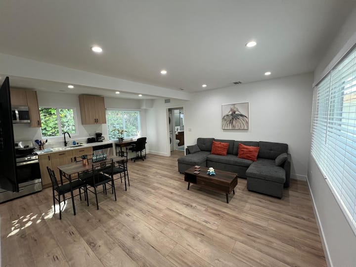 Address: 730 Vernon Ave, Venice Beach - Marina del Rey, CA