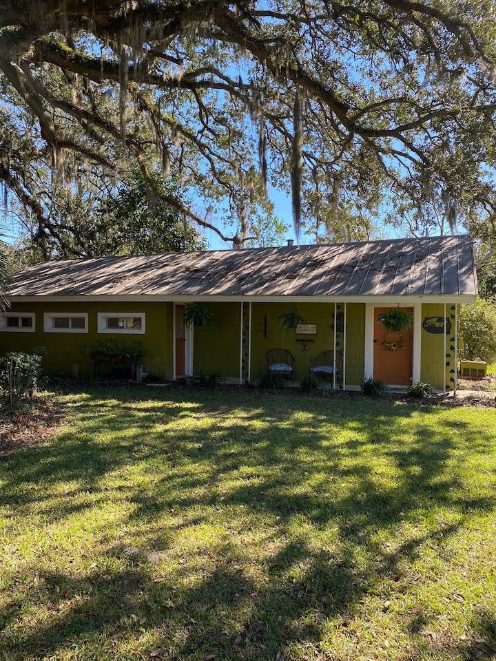 Working In Tally? Book A Quiet Stay Here! - Havana, FL