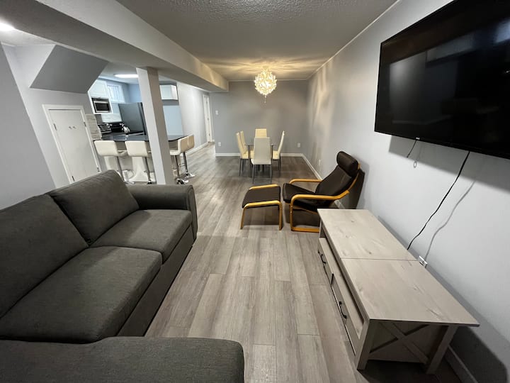 Private Room In Modern Renovated Suite - Canada