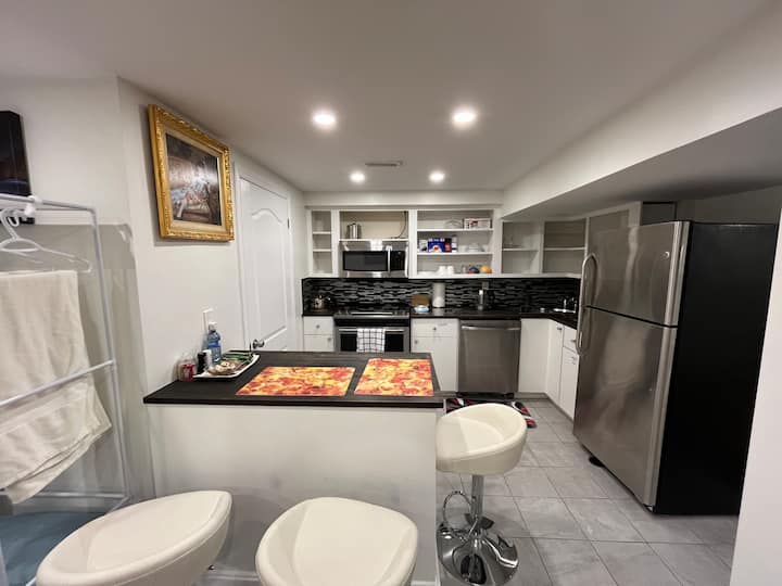 Family Basement Suite With 1 Child In Clarkson, On - Oakville