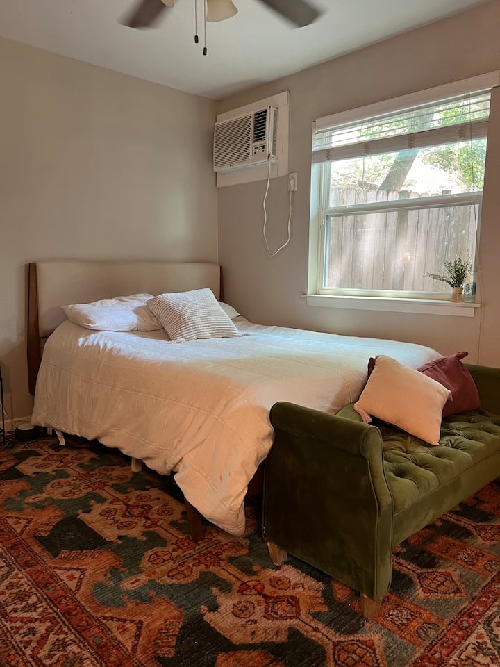 Comfortable Studio Walking Distance To Acl! - Austin, TX