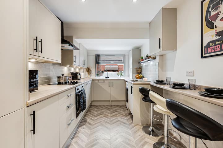 Luxury City Centre Terrace | Free Parking - Leeds