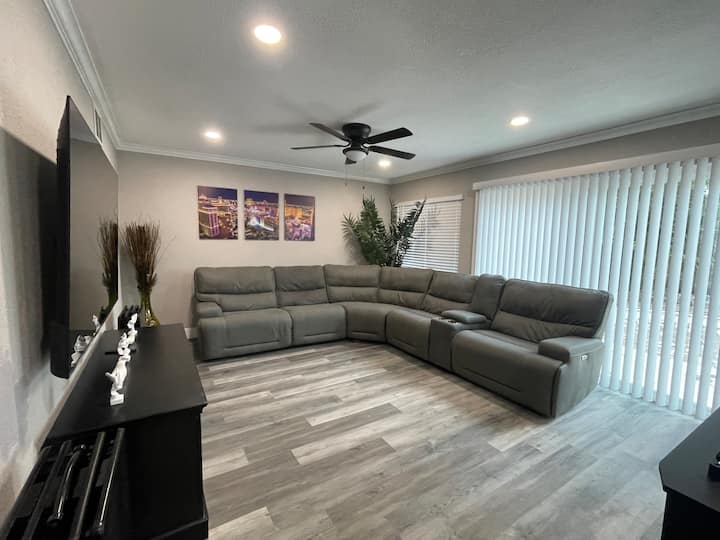 Super Fun And Cozy Place! Close To Strip! - North Las Vegas, NV