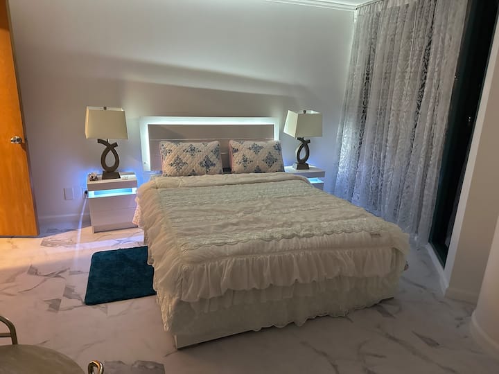 Luxury Condo Unit In Waikiki! 30 Day Minimum - Honolulu