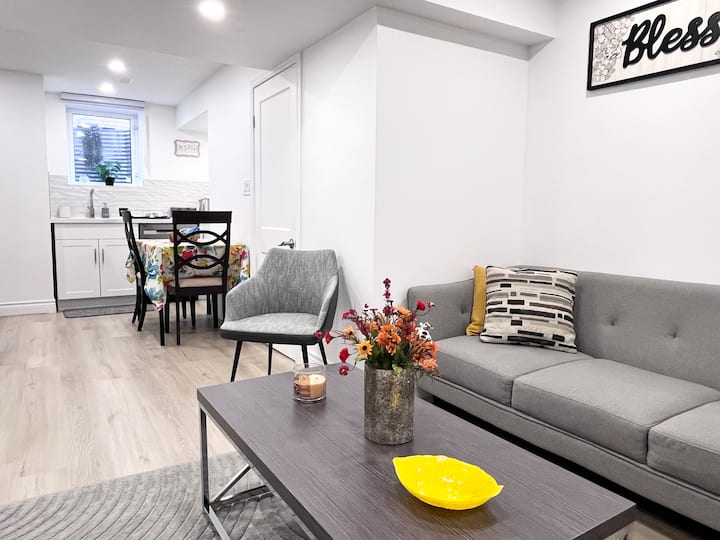Prime Location + Parking I Cozy & Bright - Newmarket