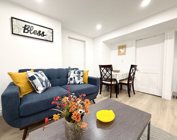 Warm 1br, Cozy, Bright & Prime Location + Parking - Aurora