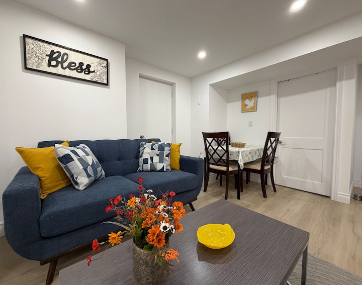 Warm &Cozy & Bright, Prime Location + Parking - Aurora