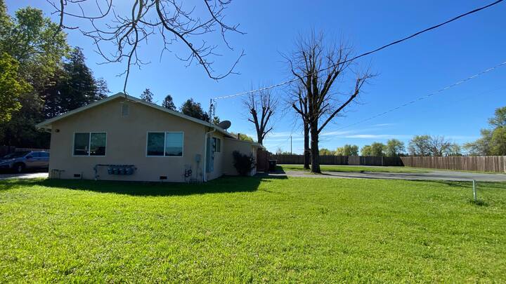 Leafy Hideaway,3 Tvs,10 Guests - Stockton, CA