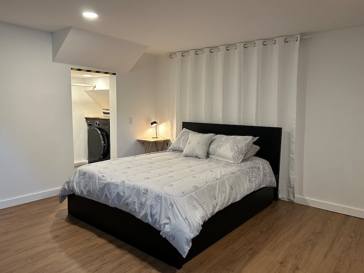Studio Near Downtown With Kitchen And Laundry - San Diego, CA