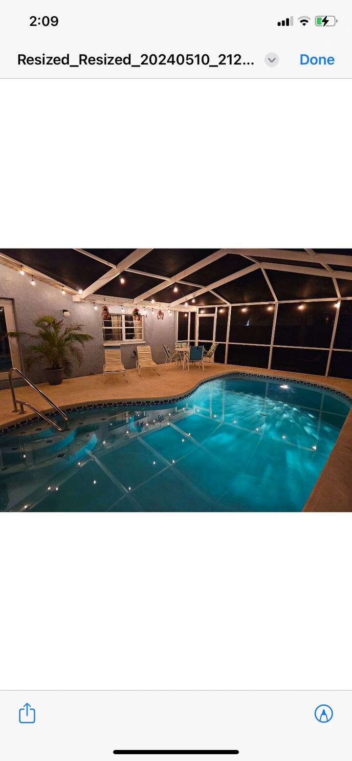 Beachy Fun Tropical Heated Saltpooljacuzzi Getaway - Pinellas Park, FL