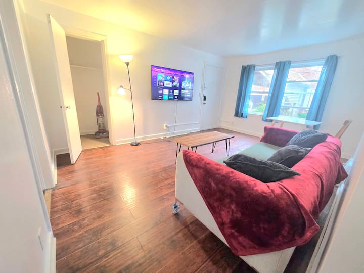 2 Bedroom Apartment, Free Laundry And Parking - 에번스턴